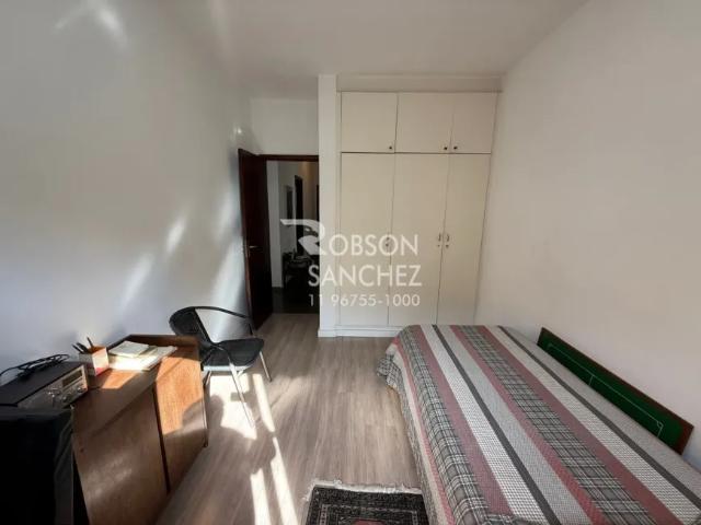 Casa à venda em condomínio fechado no Jardim Marajoara com 4 quartos, 4 vagas, quintal, lareira!