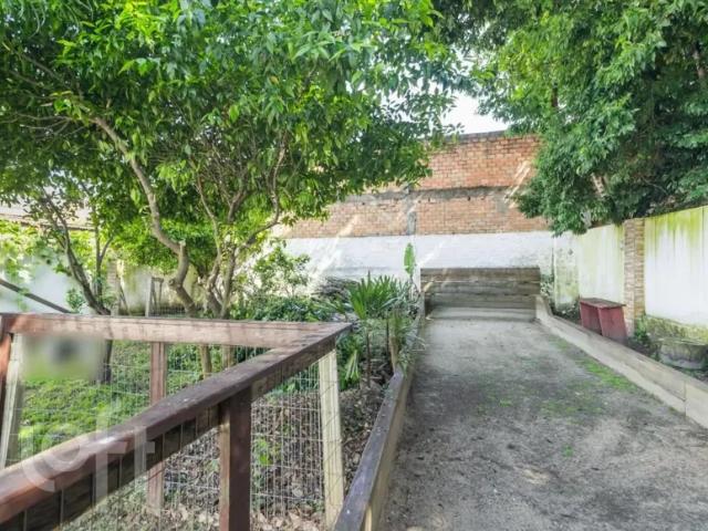 Casa à venda em Partenon com 218 m², 3 quartos, 2 suítes, 2 vagas