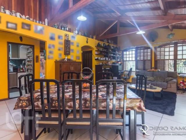 Casa à venda em Tristeza com 381 m², 3 quartos, 1 suíte, 4 vagas
