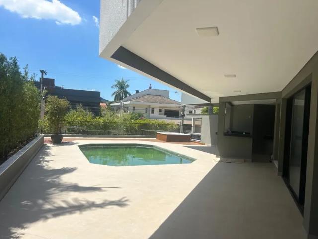 Casa à Venda: Luxuosa Residência com 4 Suítes e 8 Vagas em Condomínio Zero, Recém Reformada!