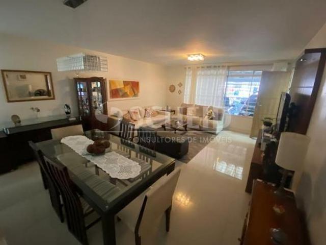 Casa Venda, 03 quartos, armários embutidos, edícula com banheiro, 02 vagas!