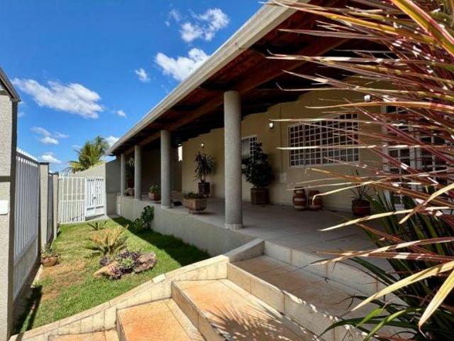 Casa Vicente Pires rua 6, lote 800m2, 4 suítes com closet, escritório, DCE, Churrasqueira, Depósito
