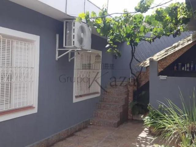 Casa Vila Pinheiro 3 Dormitórios uma suíte 250m²