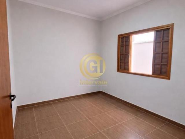 Casa de esquina na Vila Branca com 3 dormitórios 1 suíte, cozinha planejada, quintal amplo e 2 vag