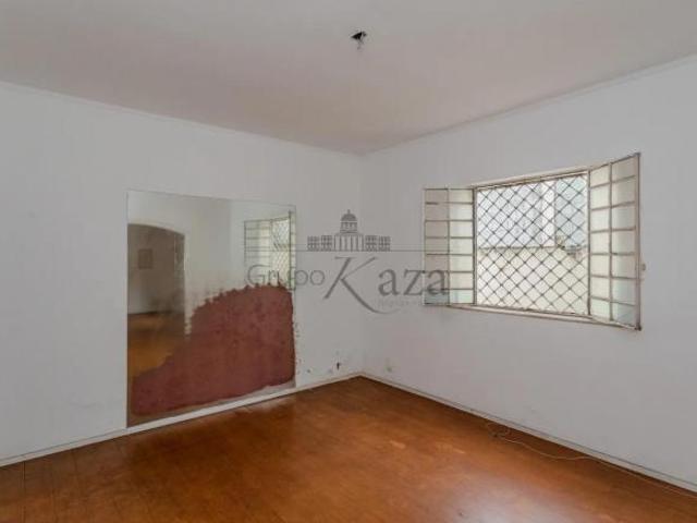 Casa vintage no bairro do Pacaembu 300m