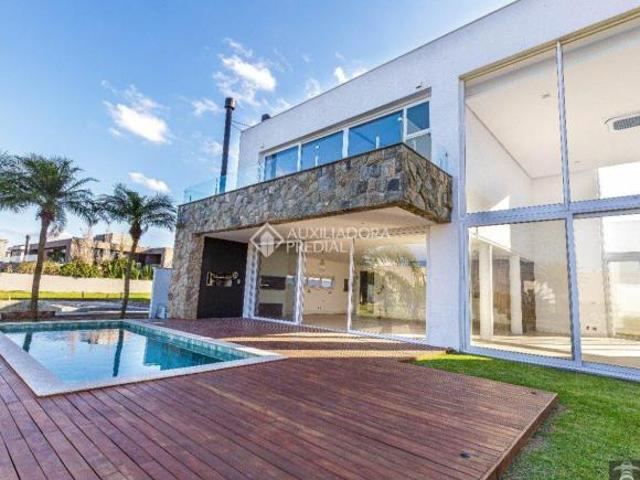 casa 04 suítes,04 vagas, piscina,Condominio fechado