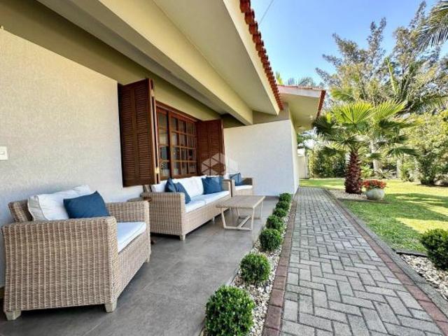 Casa 04quartos/dormitórios e 02 vagas/box em Xangrilá!