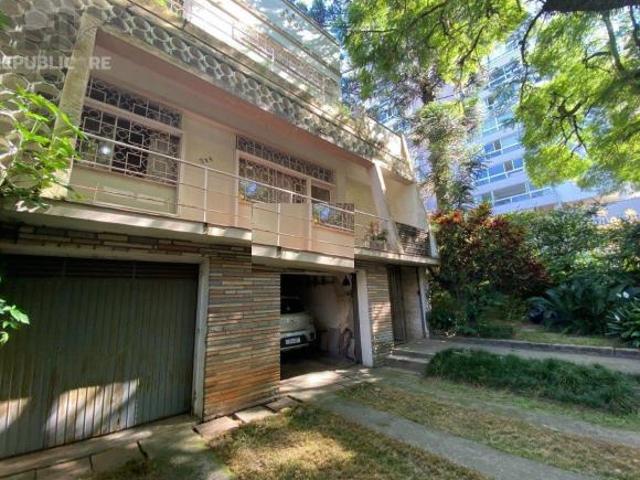 Casa 05 dormitórios, 04 vagas, com 301m² no Bairro Petrópolis Porto Alegre