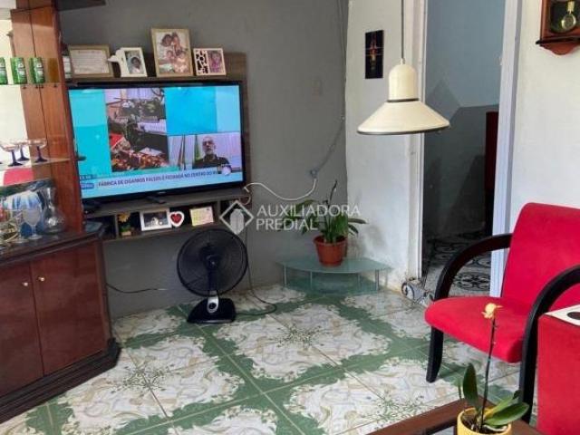 CASA 02 DORMITÓRIOS COM PÁTIO 02 VAGAs DE GARAGEM