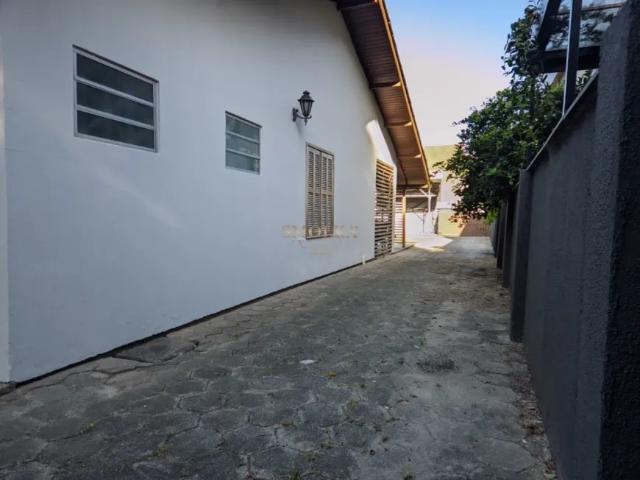 Casa 02 dormitórios 01 suite, terreno plano, 150m da praia no Morro das Pedras, Florianópolis