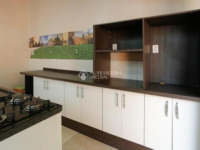 CASA 03 DORM.SENDO 01 SUÍTE, LIVING DOIS AMBIENTES COM LAREIRA, COZINHA AMERICANA E CHURRASQUEIRA