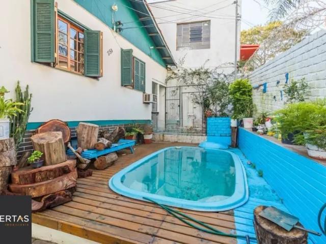 CASA 03 dormitórios, 2 suítes, 216m² privativos com piscina no BAIRRO MEDIANEIRA