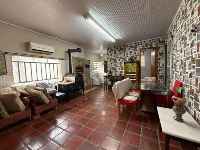 Casa 03 dormitórios, no bairro Goiás com espaço comercial