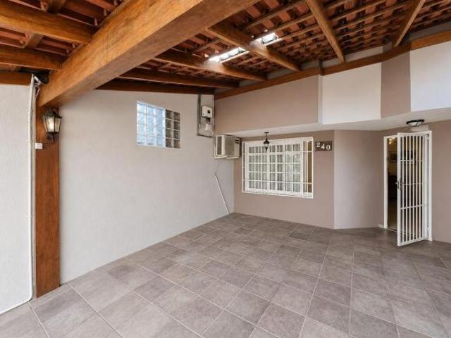Casa 03 dormitórios no bairro Guarujá em Porto Alegre