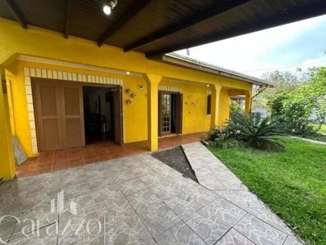 Casa 03 dormitórios bem no centrinho de Nova Tramandaí