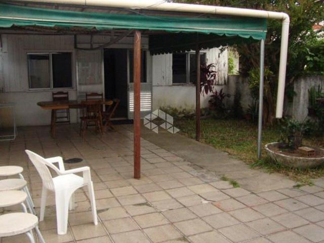 casa 03 dormitórios com 04 vagas garagem no bairro Santa Maria Goretti em Porto Alegre