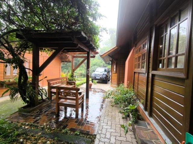 Casa 03 dormitórios, com 121,65m², em condomínio fechado no Centro de Gramado