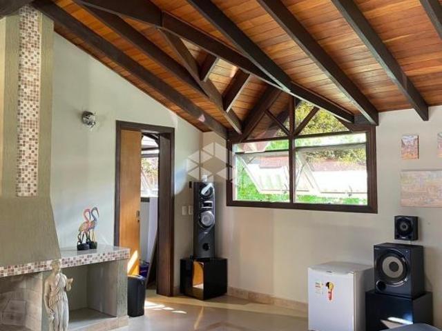 Casa 03 dormitórios com 263m² privativos próximo a Sogipa e Pastor Dohms Higienópolis