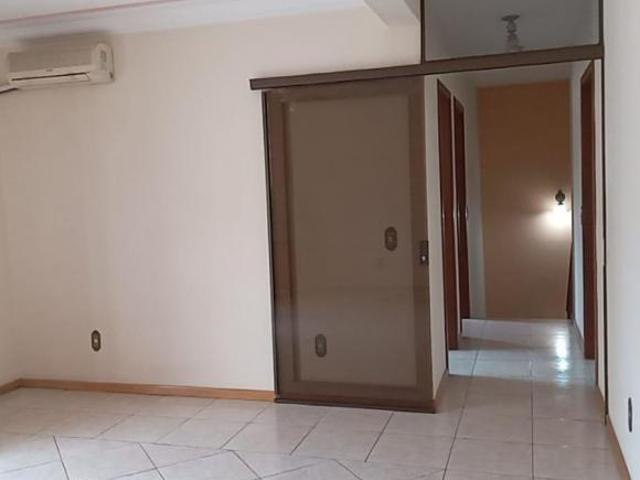 Casa 03 dormitórios, com páteo