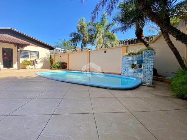 CASA 03 DORMITÓRIOS COM PISCINA PRÓXIMA AO CENTRO