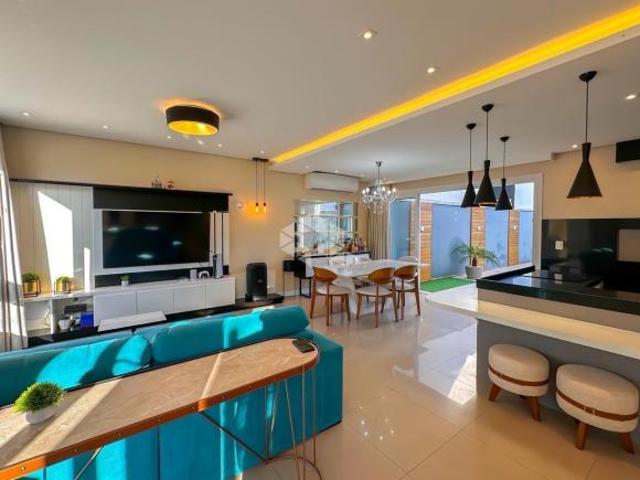 Casa 03 dormitórios com suíte e closet com 212m² no bairro Mário Quintana
