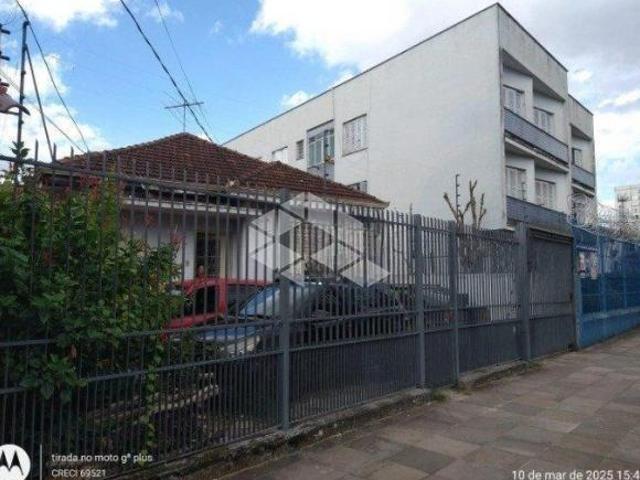Casa 03 dormitórios em alvenaria sobre terreno Menino Deus