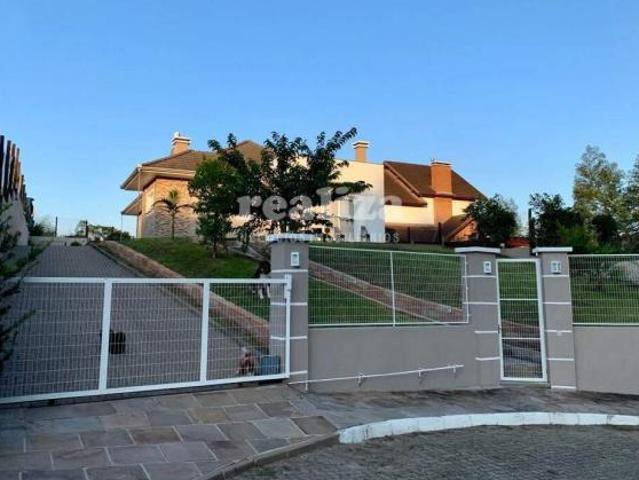 CASA 03 DORMITÓRIOS EM GRAMADO