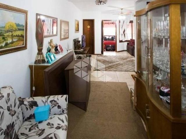 Casa 03 dormitórios, 01 suíte, 02 vagas de garagem, Ótima localização próximo a todos tipos de comer