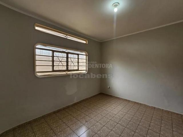 Casa 03 dormitórios, 02 vagas de garagem no bairro Vila Anchieta