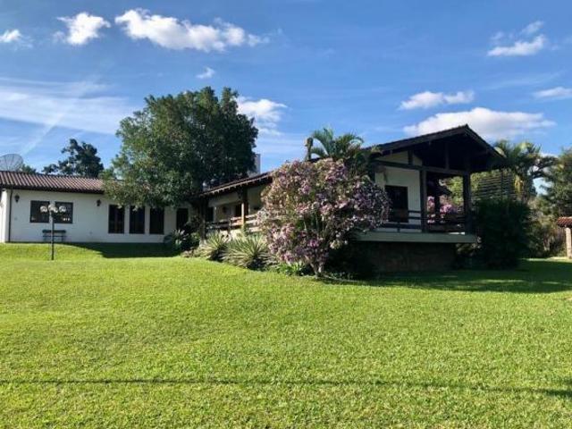 Casa 03 dormitórios 1 suíte, quiosque, piscina e amplo terreno, próxima ao Centro