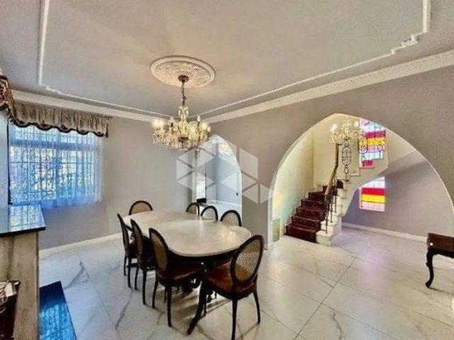 Casa 03 dormitórios, 260m² área privativa, bairro Menino Deus em Porto Alegre RS