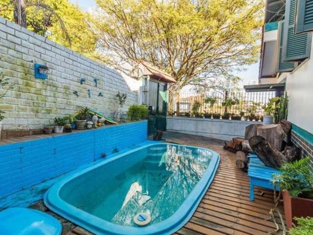 CASA 03 dormitórios, 2 suítes, 216m² privativos com piscina no BAIRRO MEDIANEI