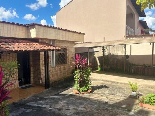 CASA 03 quartos e 02 banheiros