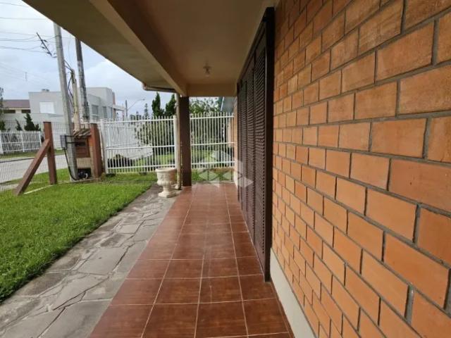 Casa 03 quartos, sacada, sala de estar com lareira, em Xangri Lá/RS