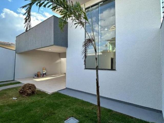 Casa 03 Quartos, sendo uma Suíte plena e outra reversível localizada bairro Vila