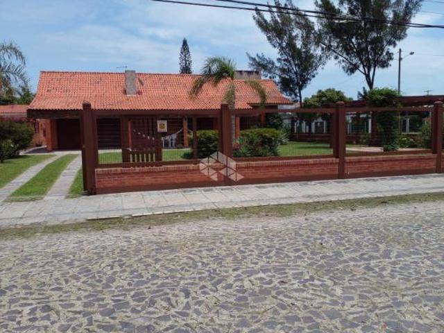 Casa 03 quartos/dormitórios sendo 1 suíte, terreno com 720m² no centro de Xangri Lá