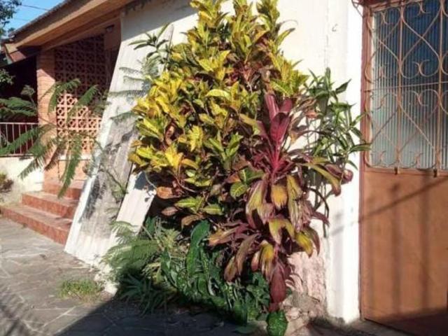 Casa 150m2 com 3 dormitórios e ampla garagem com churrasqueira Bairro Restinga
