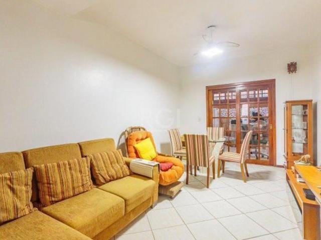 Casa 160m² 3 dormitórios, 1 suíte, churrasqueira, terraço e 2 vagas de garagem no Guarujá