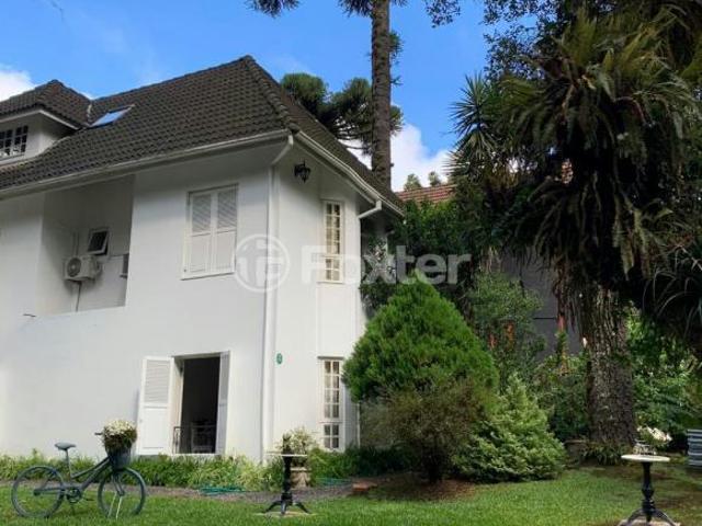 Casa, 16 dormitórios, 600 m², em Suzana