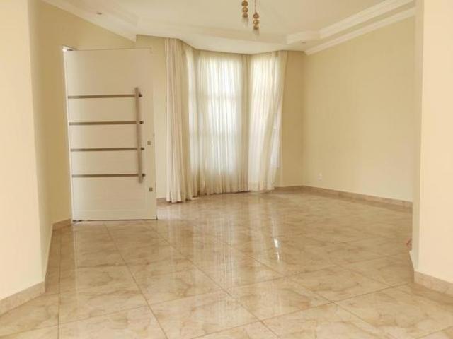 Casa 198m2 no Condomínio Yucatán, 3 Dormitórios Sendo 1 Suíte, Cozinha Americana Planejada, Edícula