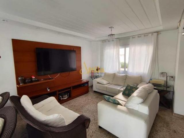 Casa 100m da praia Enseada, 5 quartos, 3 vagas, lazer