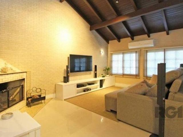 Casa 245m² 3 dormitórios, 4 vagas no bairro Cavalhada