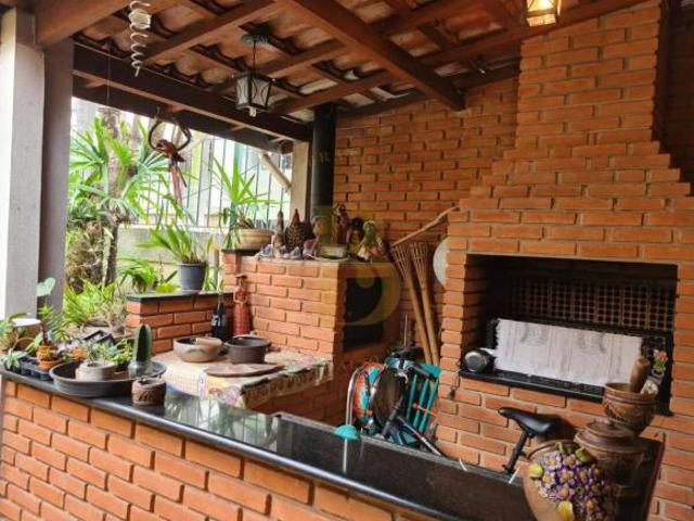 Casa 200 m² com 3 Dormitórios 1 Suíte, Quintal, Churrasqueira, Forno a Lenha e 2 Vagas