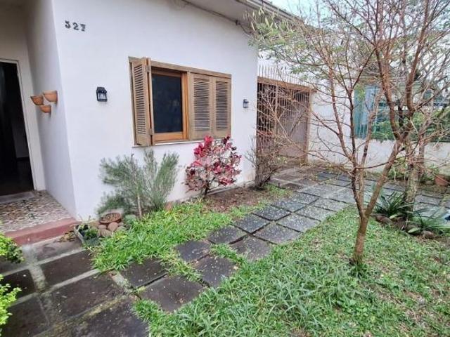 Casa 2 dormitórios, 2 banheiros, 6 vagas, pátio, churrasquiera, lavanderia, gradeada