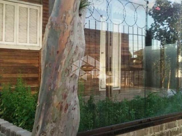 Casa 2 dormitórios com garagem descoberta 2 carros frente Escola Adventista
