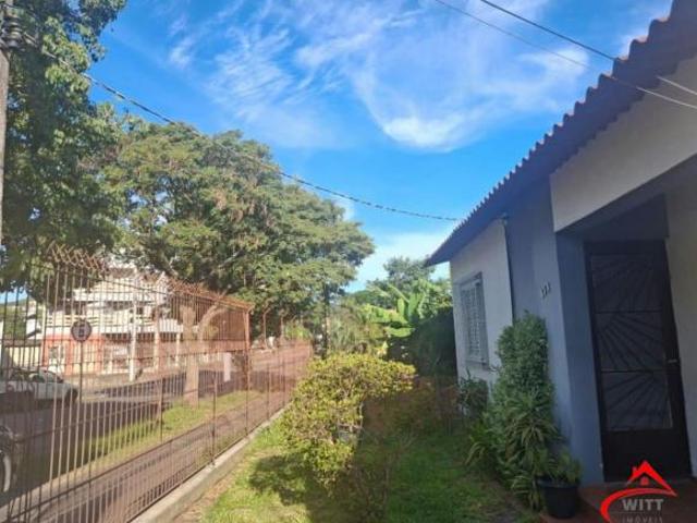 Casa 2 dormitórios com pátio e 3 vagas no Camaquã