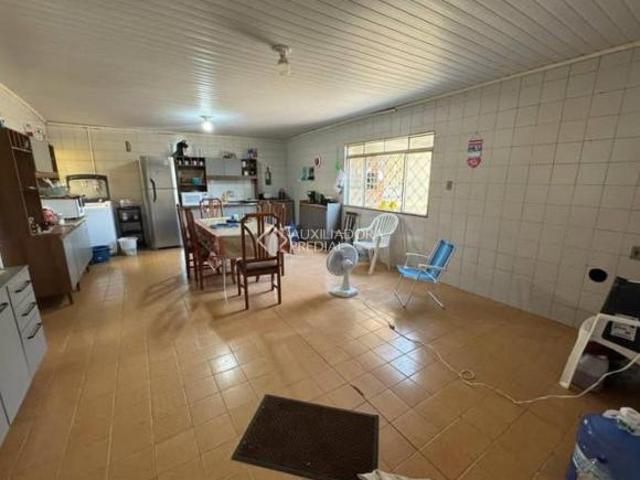 Casa 2 dormitórios com pátio grande e garagem