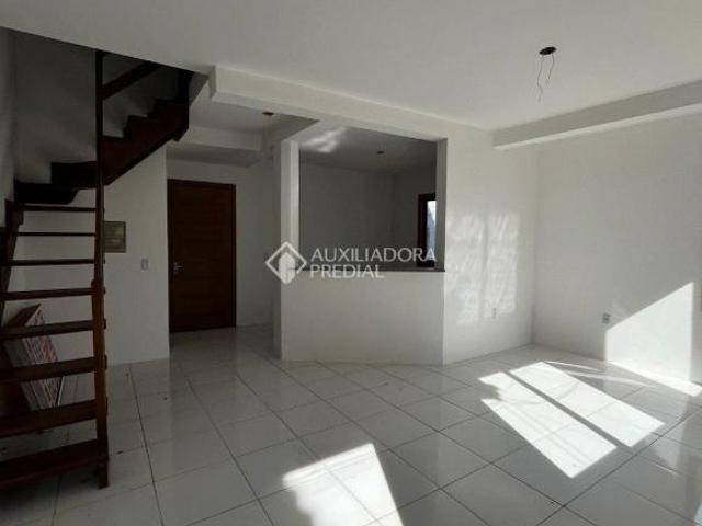 Casa 2 dormitórios com sacada