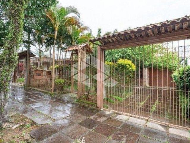Casa 2 dormitórios com 1 suíte para venda no bairro Tristeza em Porto Alegre/RS