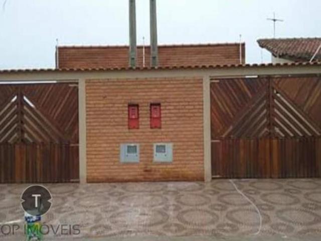 Casa 2 dormitórios e piscina lado praia bairro com moradores fixos e comércio local, próximo a aveni